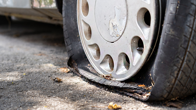 Como agir se um pneu rebentar ao conduzir | ACP